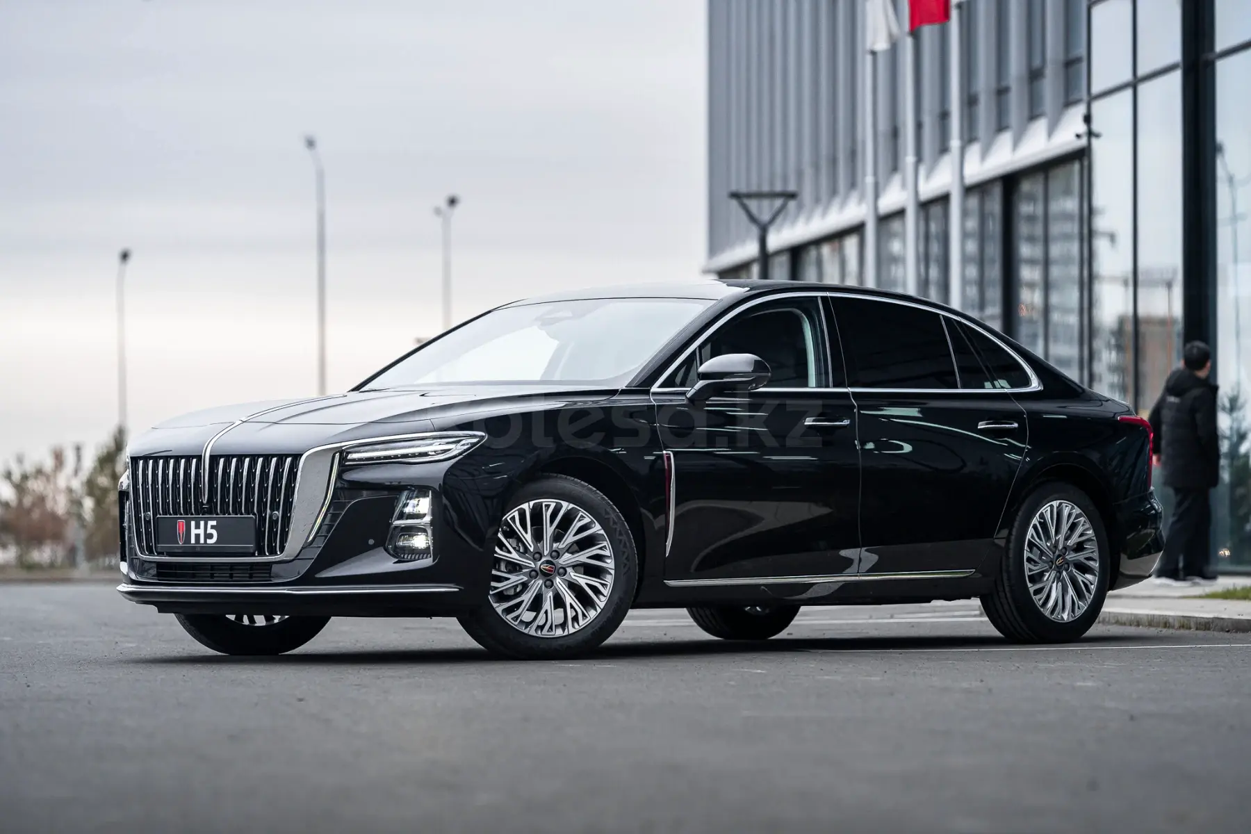 Продажа Hongqi H5 2023 года в Шымкенте - №170974346: цена 15490000₸. Купить Hongqi H5 — Колёса