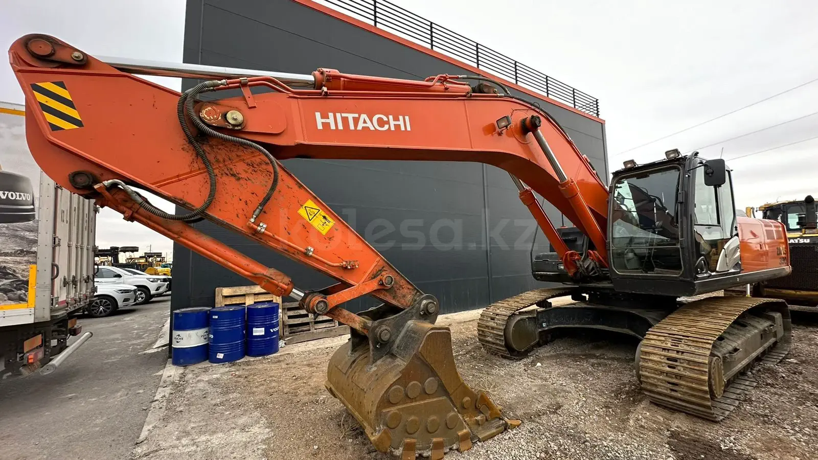 Продажа экскаваторов Hitachi 2020 года в Астане - №159726706. Купить Б/у Hitachi — Колёса