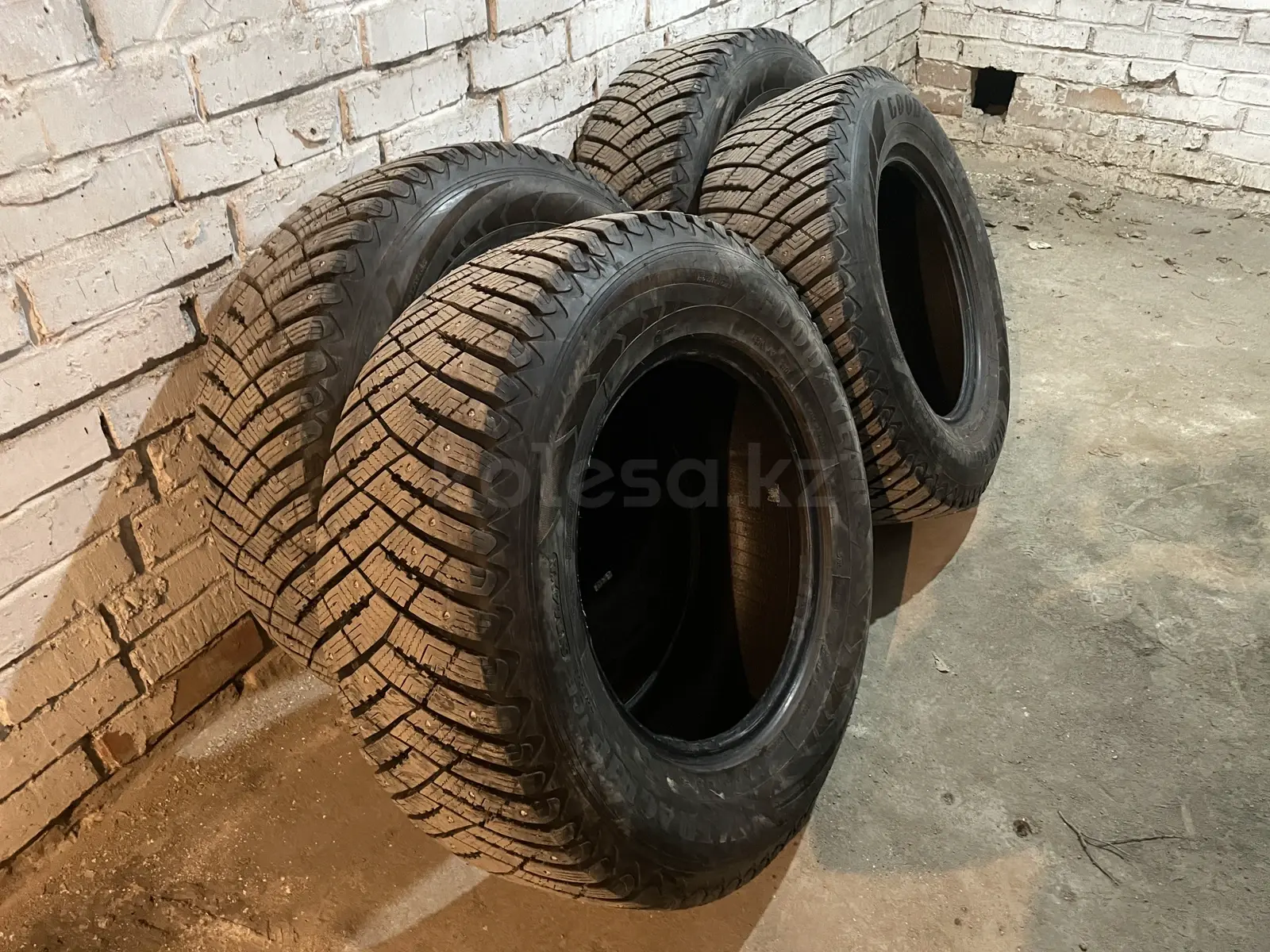 Комплект шипованых зимних шин на внедорожник 265/65R17 в Усть ...